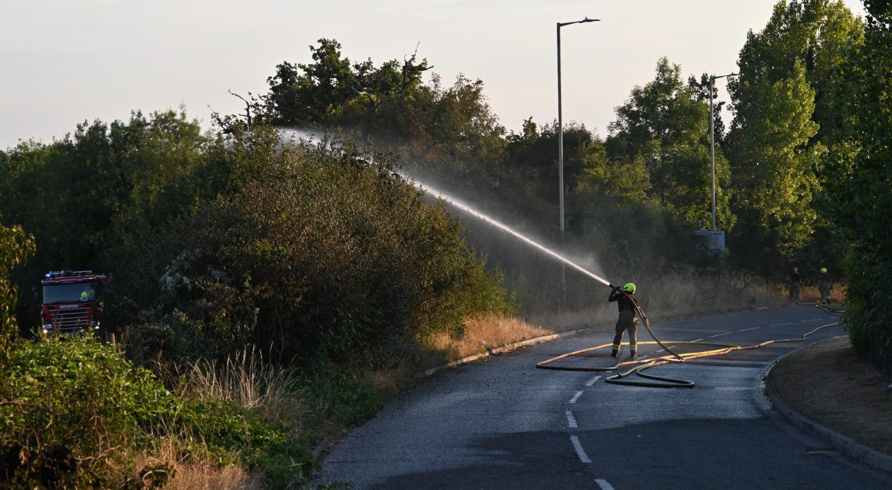 Breaking: Large Wildfire rips through field in Watford - Wat News